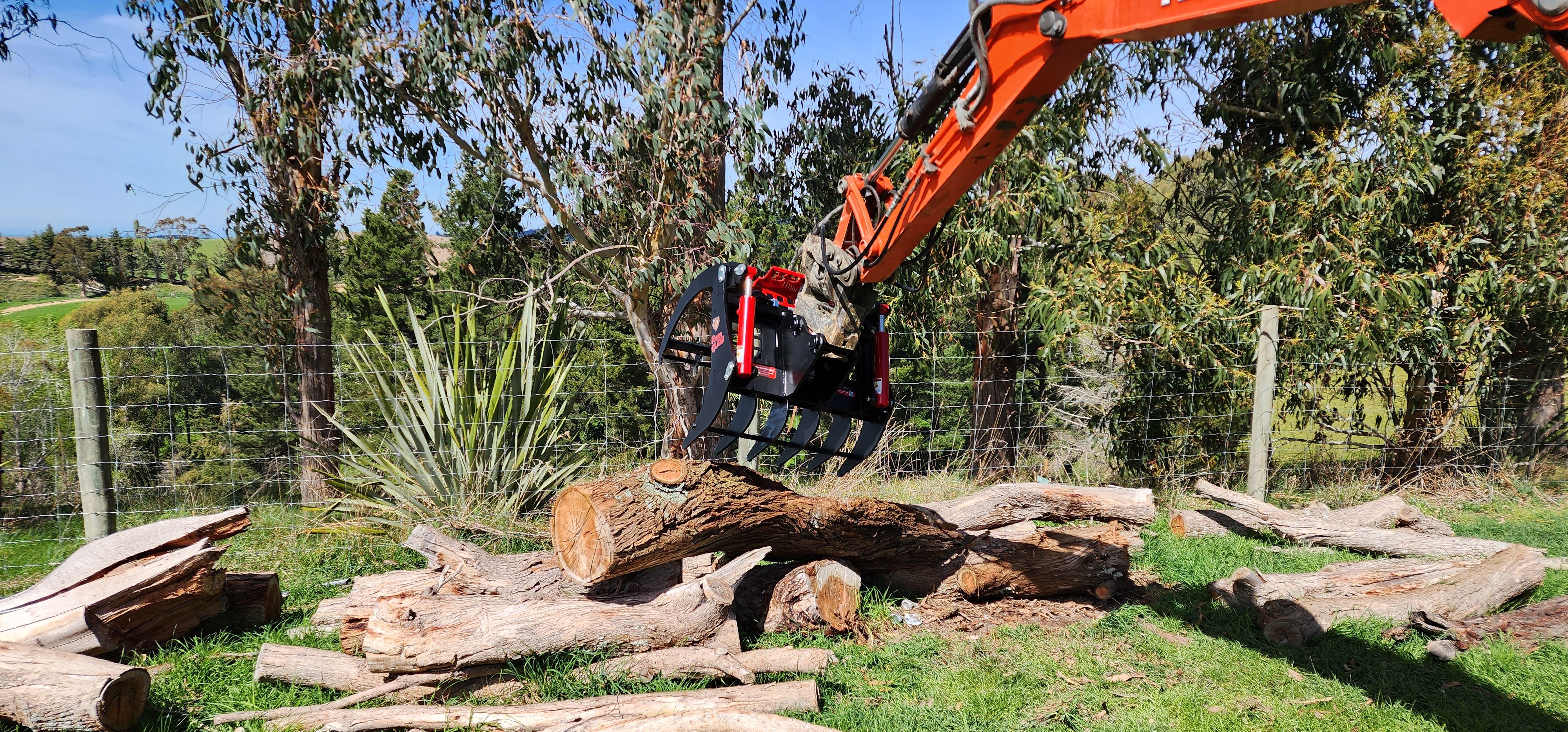 Power Claw™ multipurpose grapple attachment for excavators