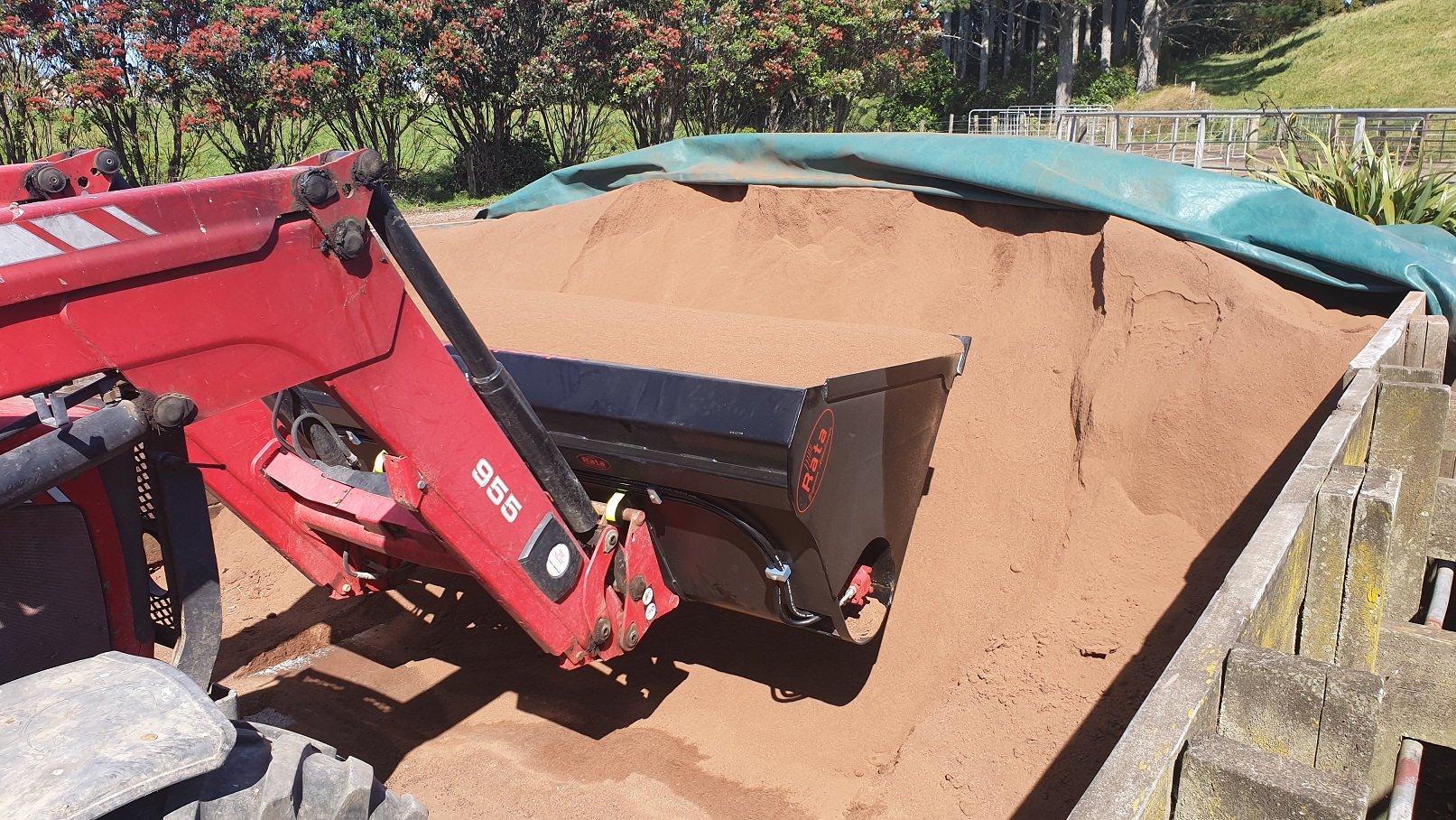 Take a 40 minute feed job and make it 15! - Rata Auger bucket in action