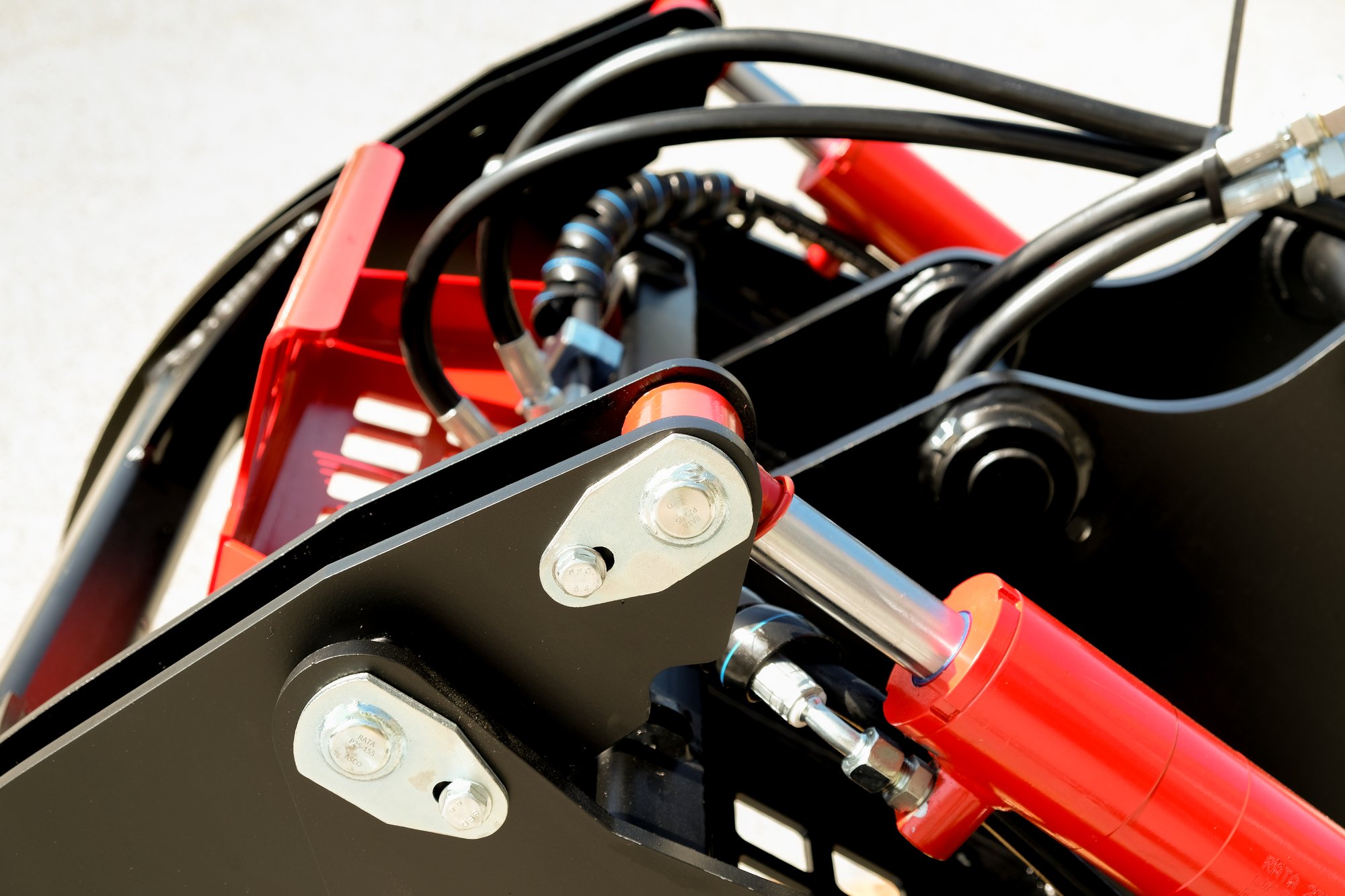 Power Claw™ multipurpose grapple attachment for excavators