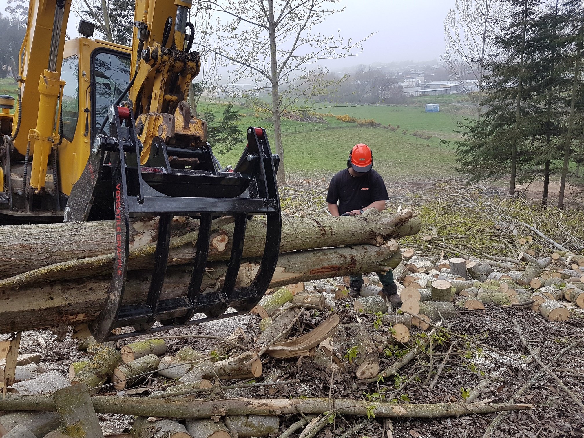 Power Claw™ multipurpose grapple attachment for excavators